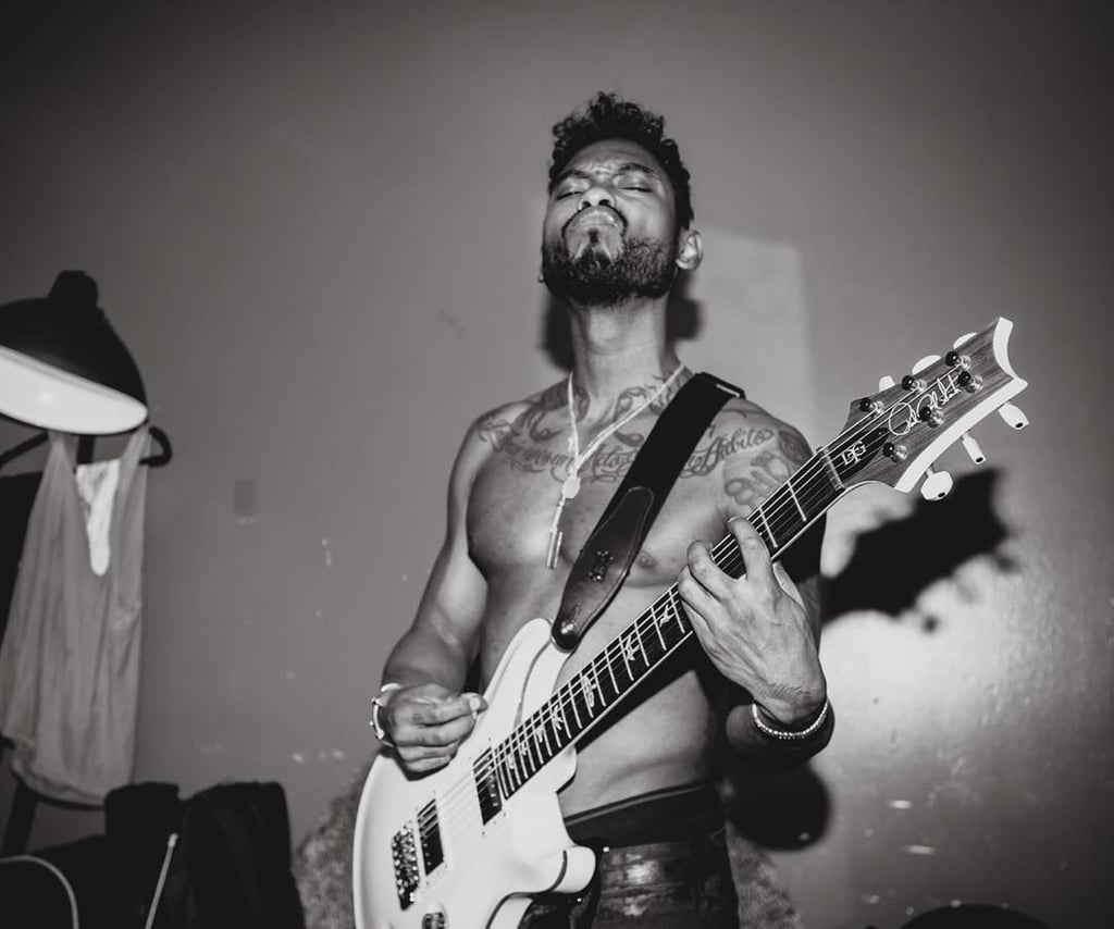 Miguel Shirtless Photos | POPSUGAR Latina