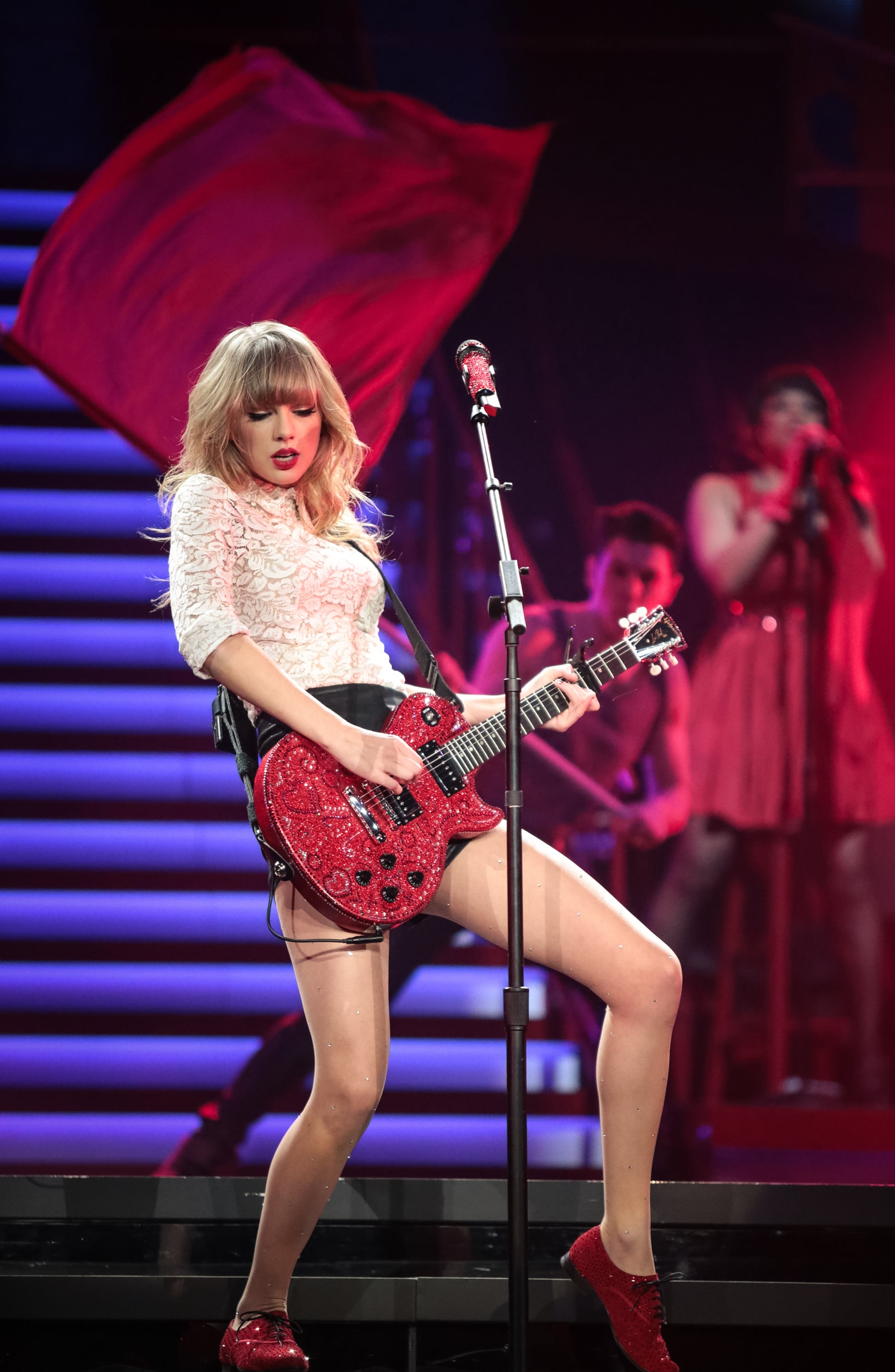She Can Actually Play the Guitar | 14 Reasons You Can't Help But Love ...